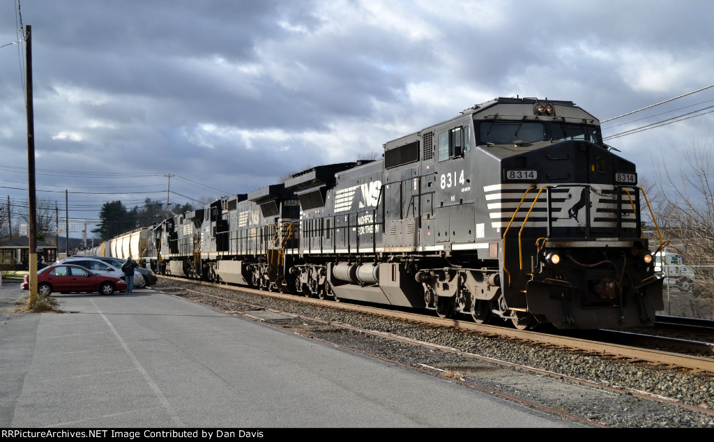 NS C40-8W 8314 leads H68 back east